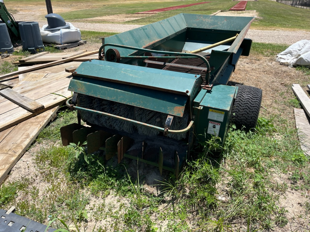 Millcreek Turf 75 TD manure spreader - Swico Auctions