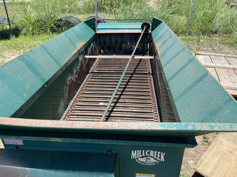 Millcreek Turf 75 TD manure spreader - Swico Auctions