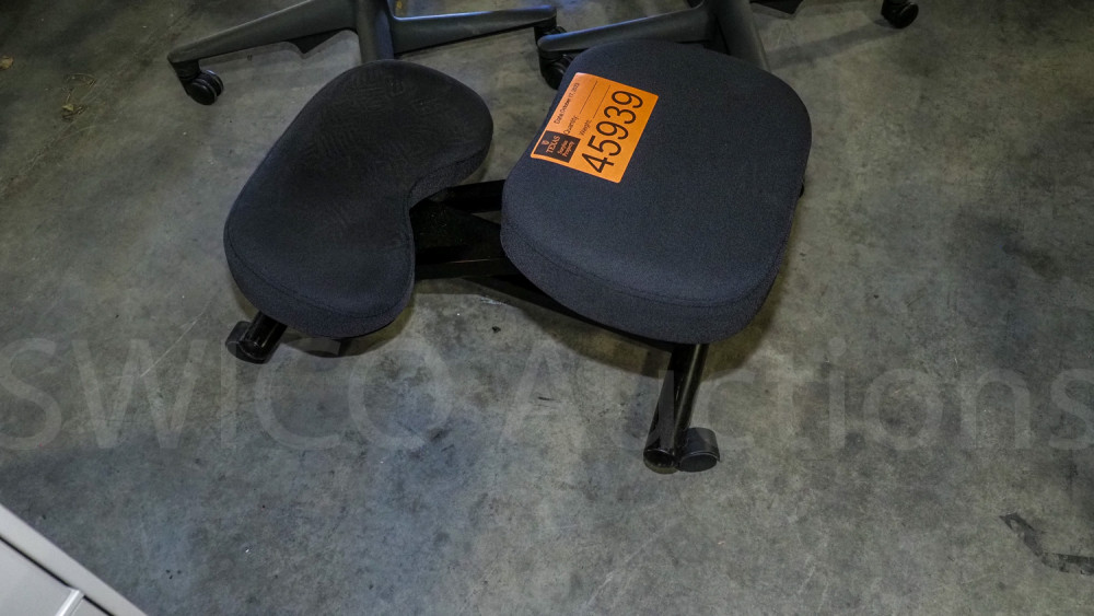 Kneeling rolling chair - Swico Auctions