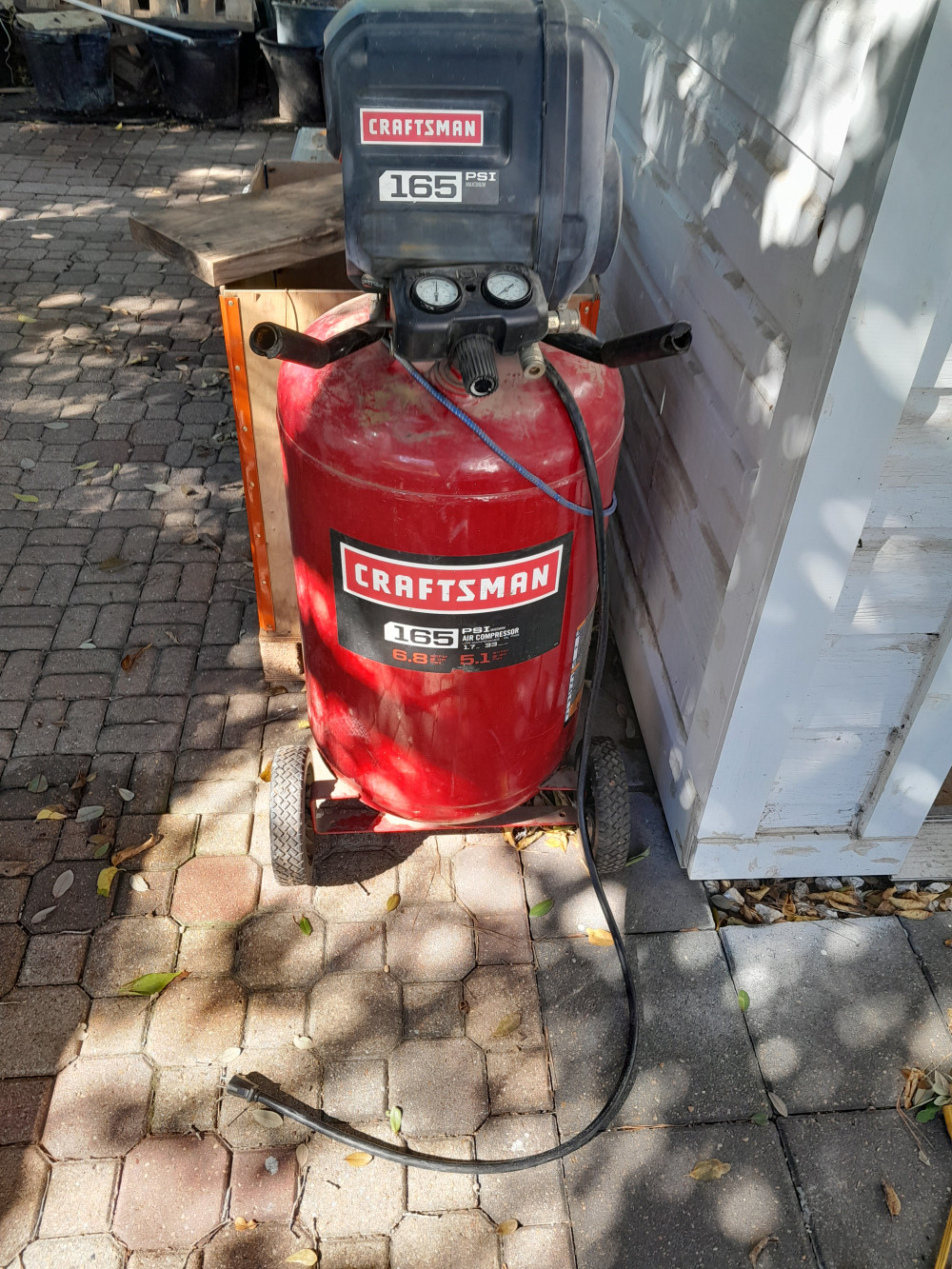 Lot# 9216b - craftsman 33gal stand up compressor - Swico Auctions