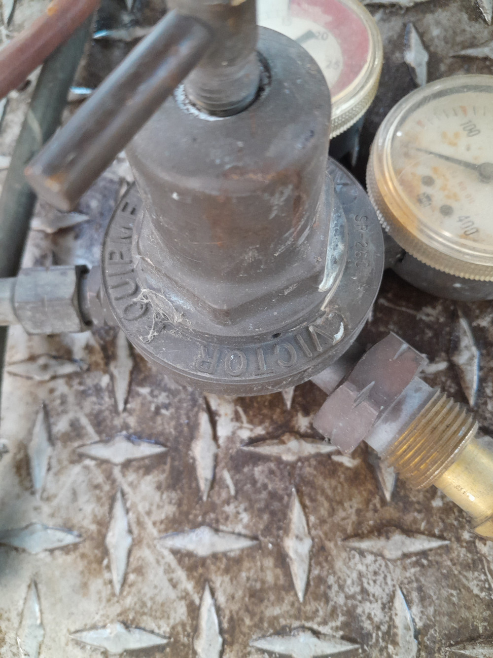 Lot# 9215b - VICTOR cutting torch set up - Swico Auctions