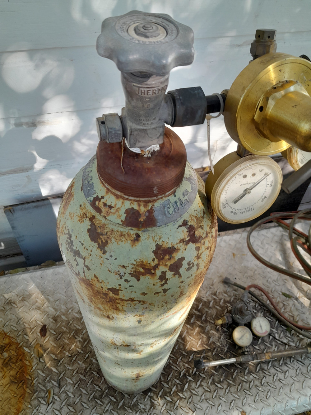 Lot# 9215b - VICTOR cutting torch set up - Swico Auctions