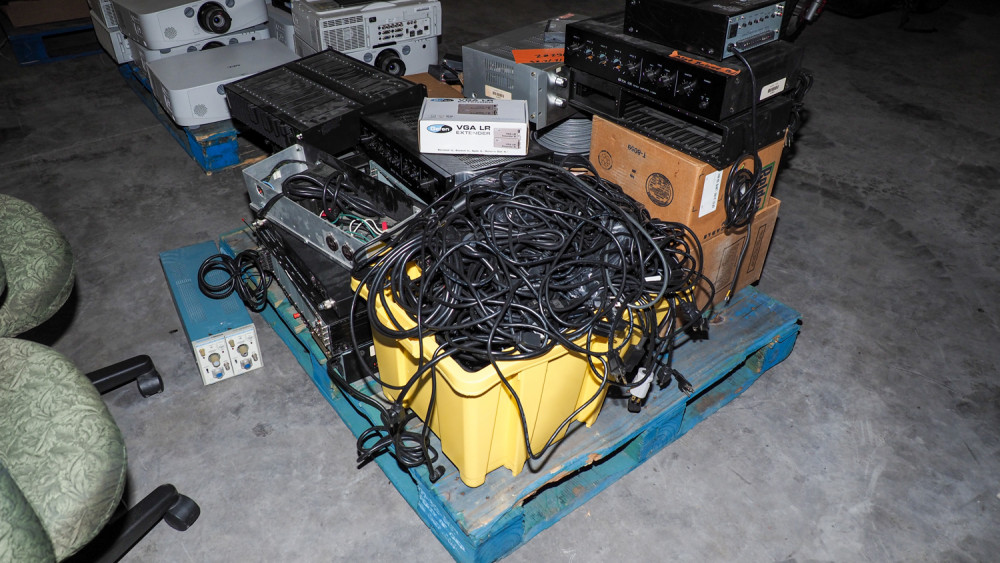 1 pallet of AV equipment - Swico Auctions