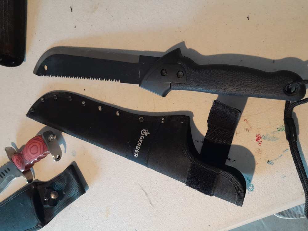 Lot# 101 - kinife collection - Swico Auctions