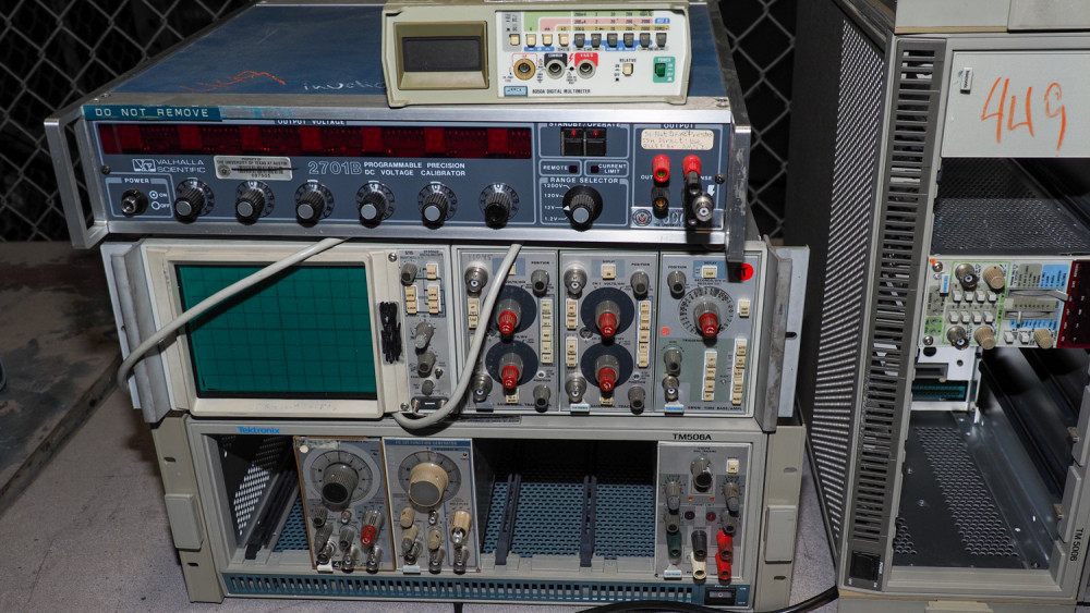 Table of electronic test equipment - Swico Auctions