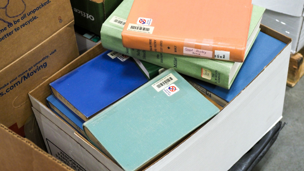 4 pallets of library books. - Swico Auctions