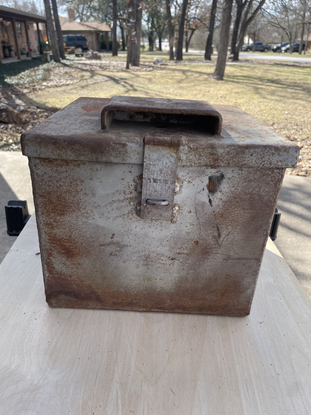 Heavy metal box with locking hasp - Swico Auctions