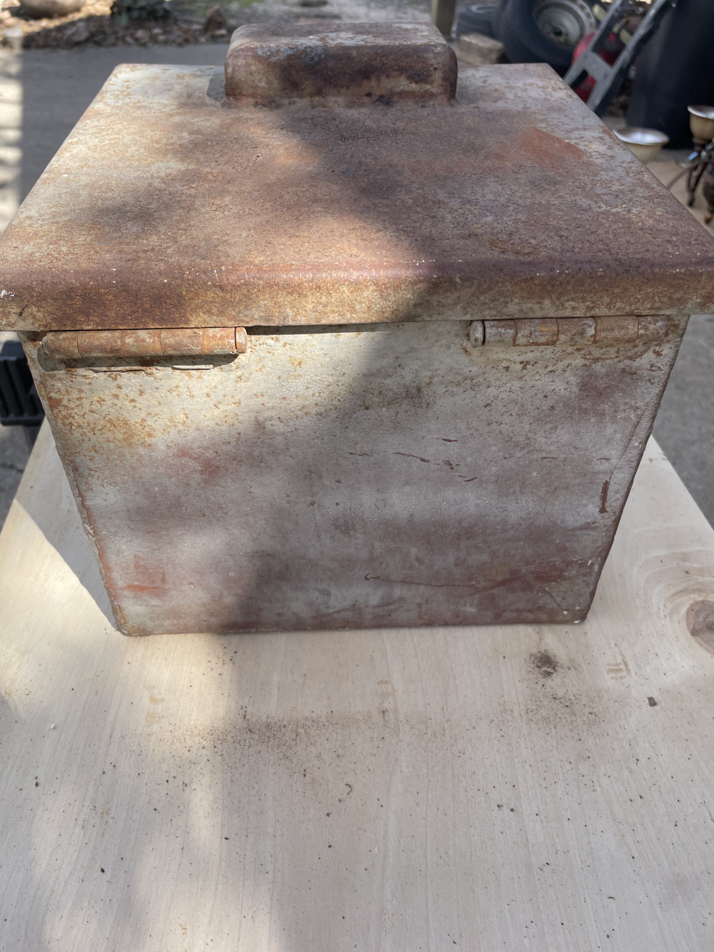 Heavy metal box with locking hasp - Swico Auctions