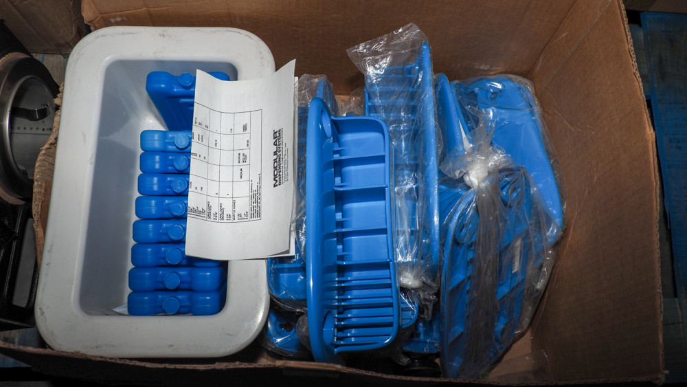 Ice packs and ecolab mounts - Swico Auctions