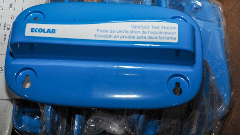 Ice packs and ecolab mounts - Swico Auctions