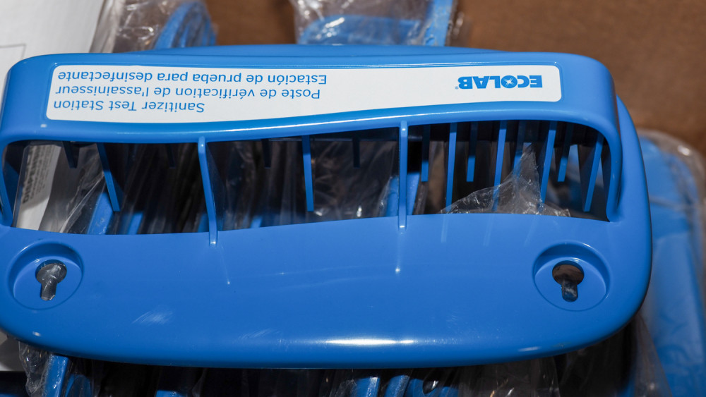 Ice packs and ecolab mounts - Swico Auctions