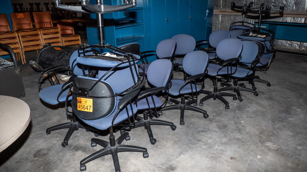 17 blue rolling chairs - Swico Auctions