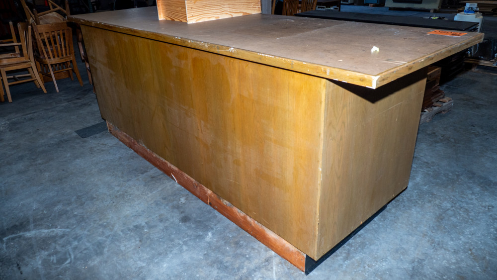 Large wood drawer counter - Swico Auctions