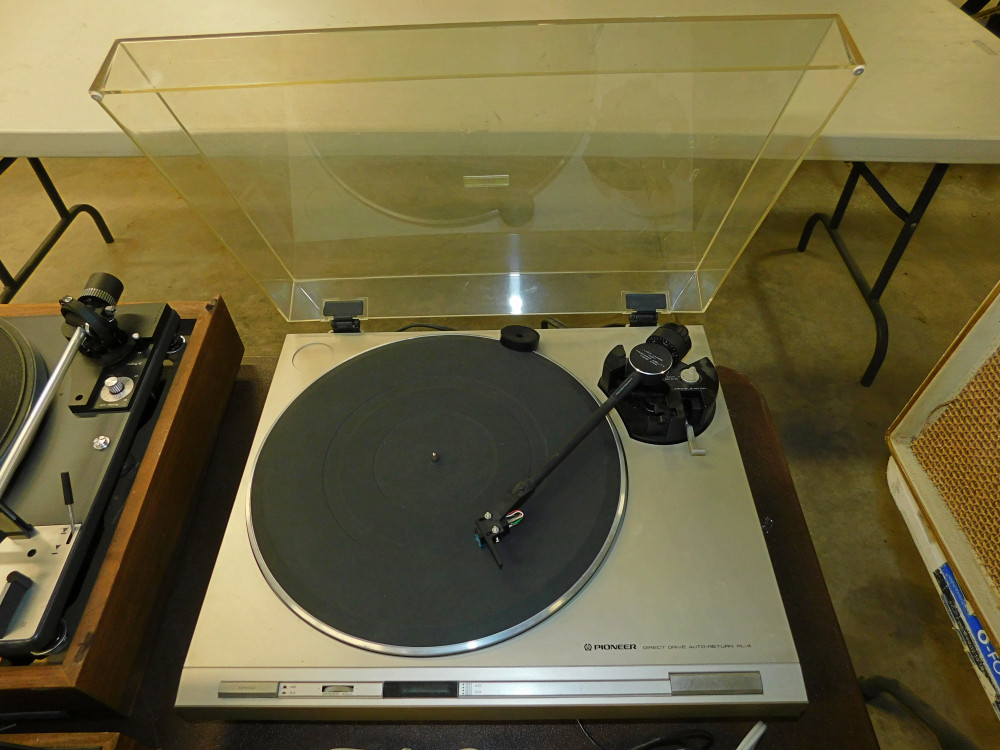 PIONEER Record Player - Swico Auctions