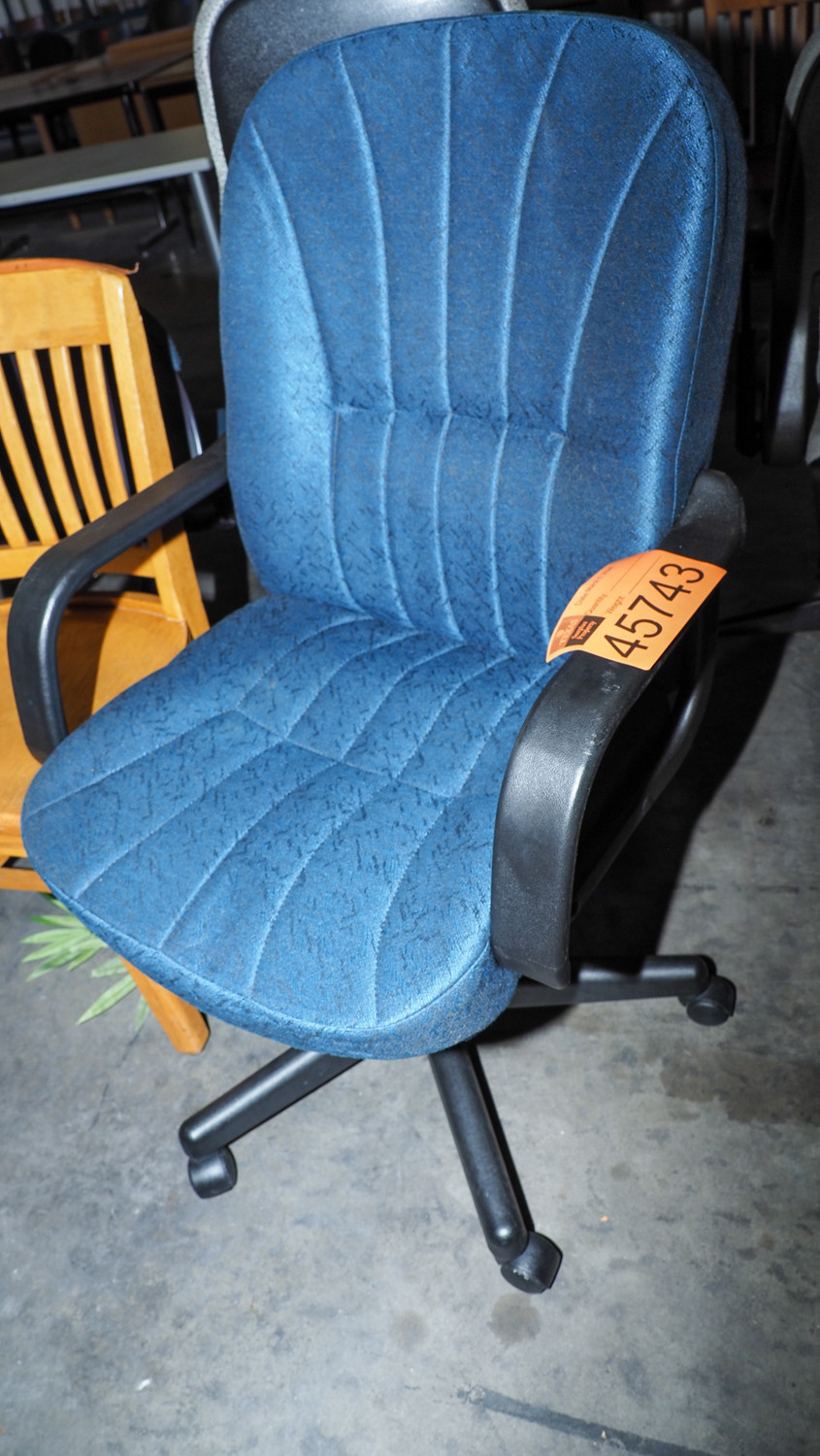 Blue rolling office chair - Swico Auctions