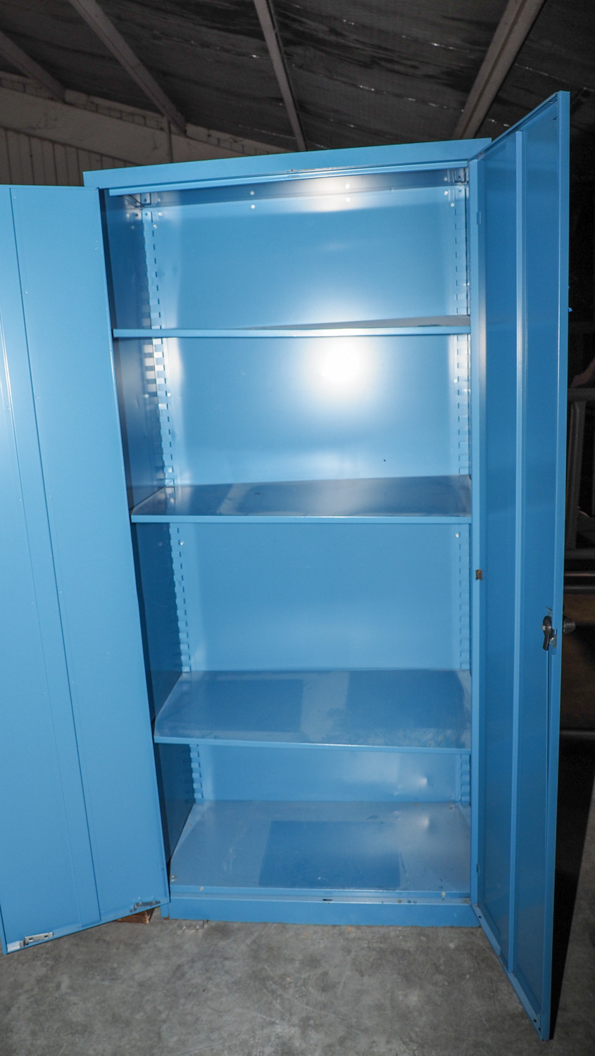 Blue metal storage cabinet - Swico Auctions