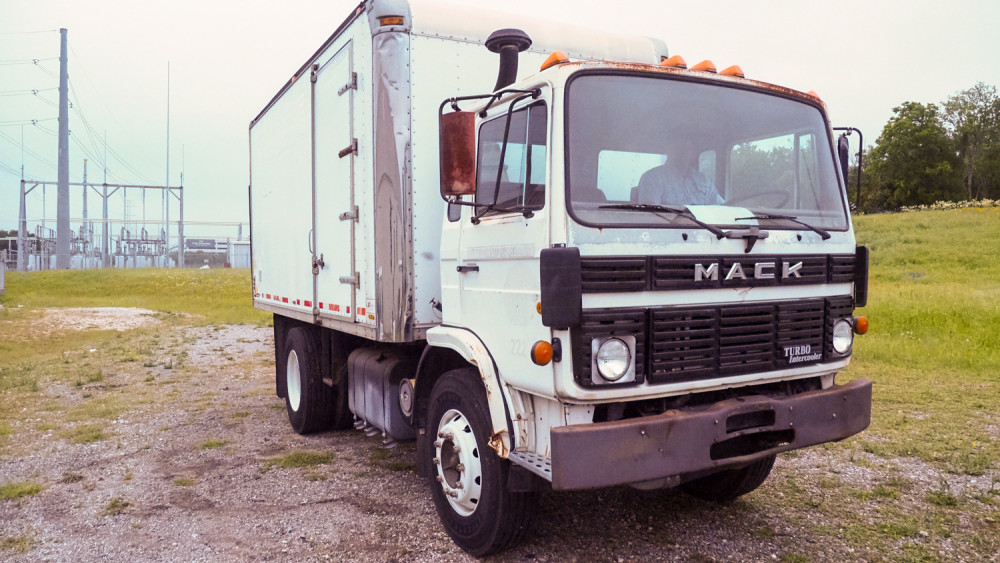 1991 Mack cab over box truck, VIN: VG6M116A1MB100845, Od: 097817 ...
