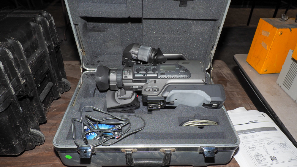 Sony DSR-200 digital video camera - Swico Auctions