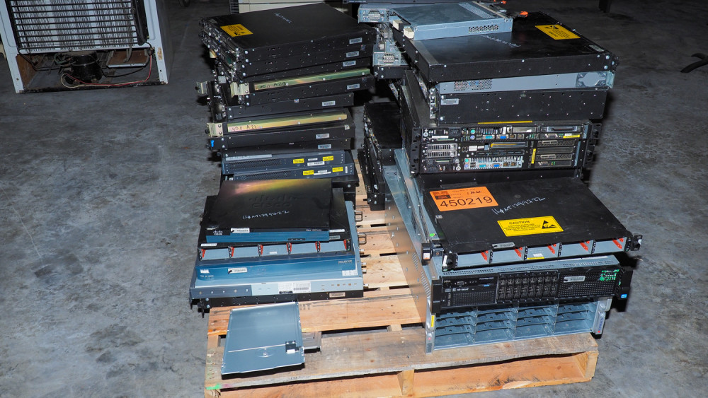 Pallet of servers and hard drive bays - Swico Auctions
