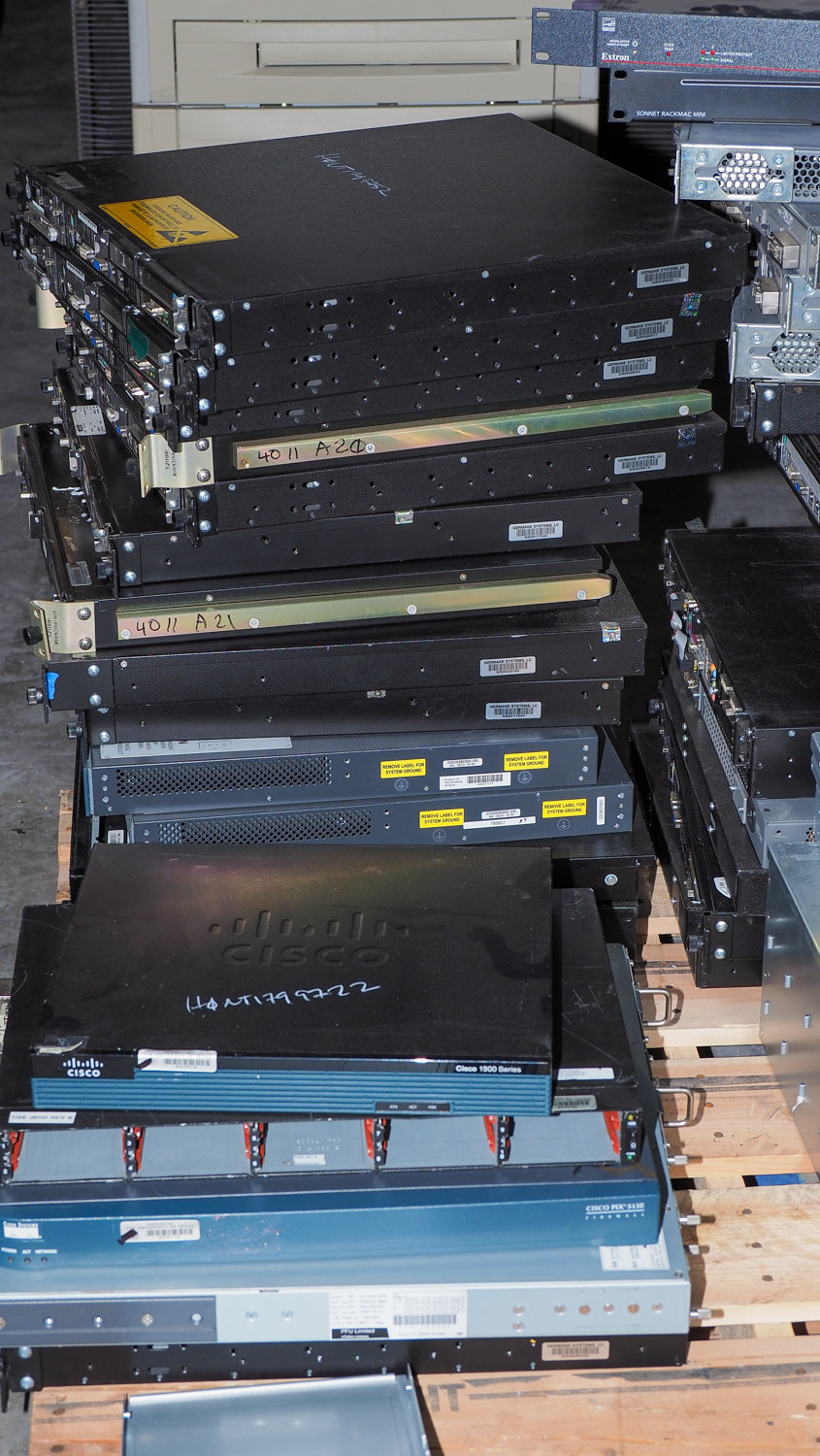 Pallet of servers and hard drive bays - Swico Auctions