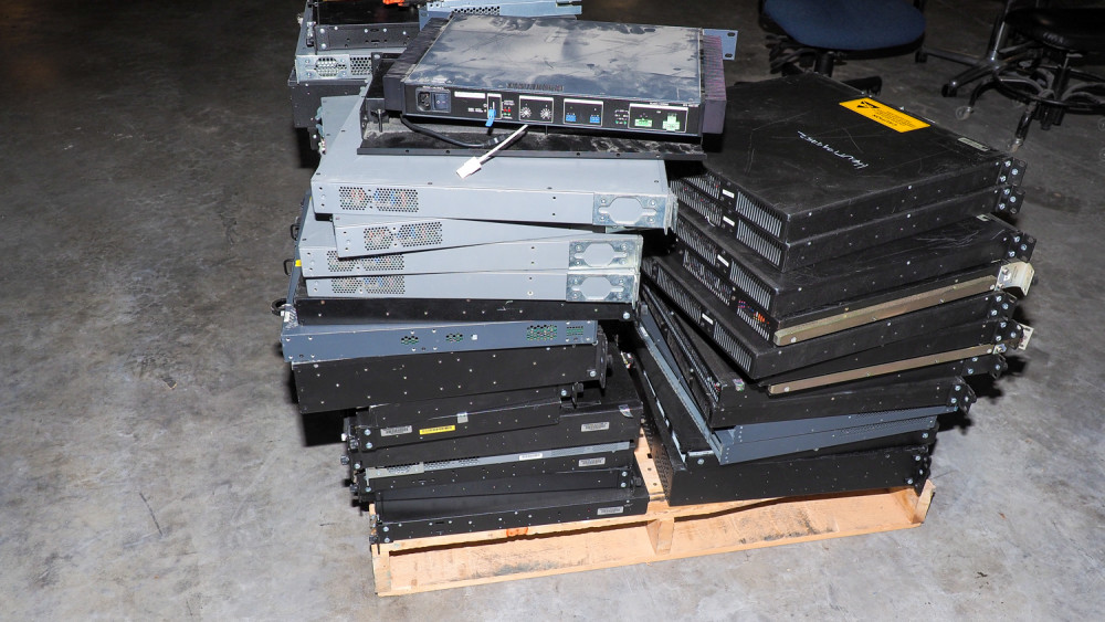 Pallet of servers and hard drive bays - Swico Auctions