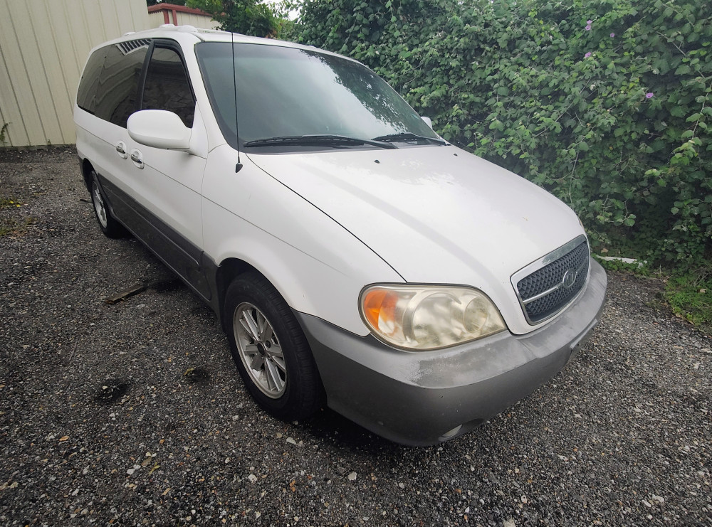 LOT NO. 62401 Vehicle 2005 Kia Sedona EX VIN KWDUP131756621179 Mileage ...