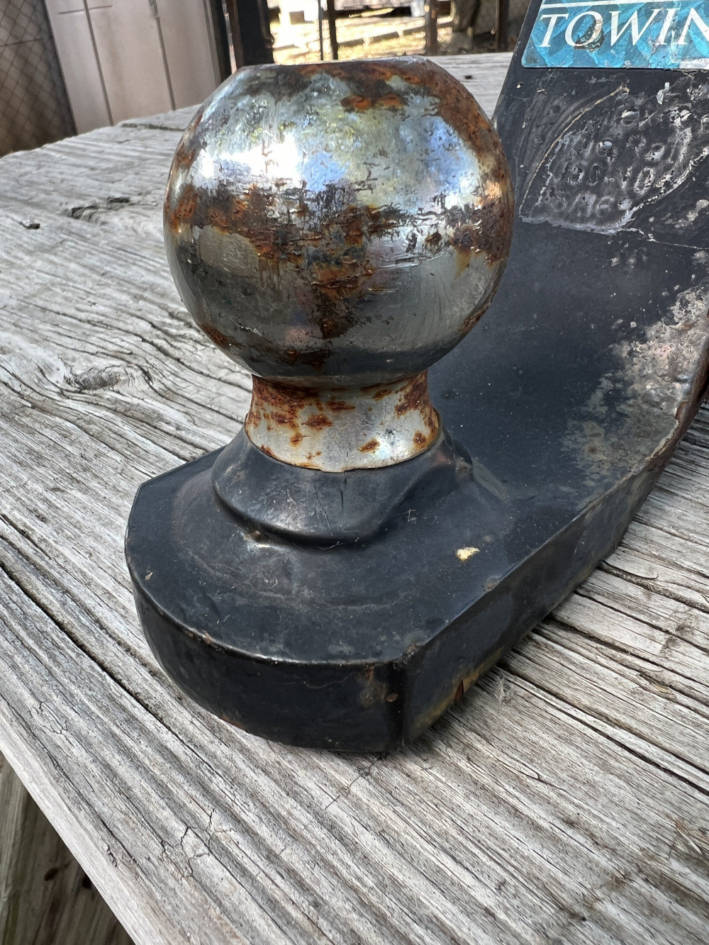 Trailer Ball Hitches (2) & Trailer Hitch Balls (4) - Swico Auctions