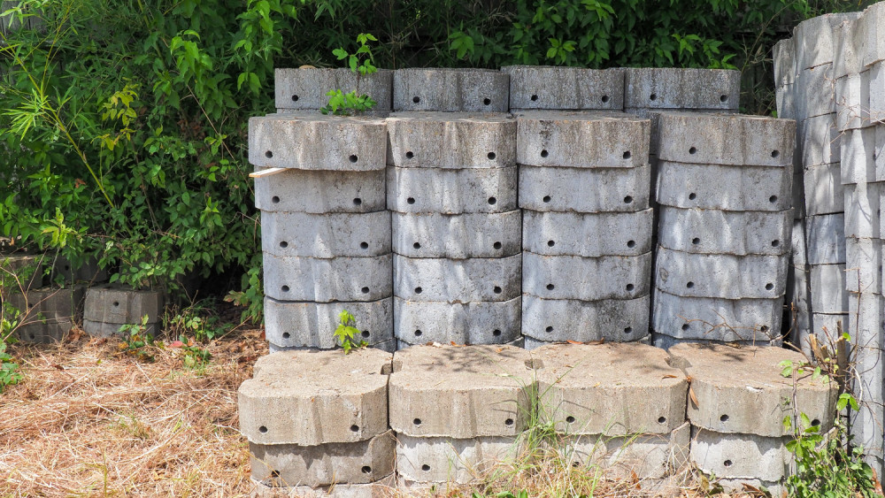 144 - 16x16” solid concrete blocks - Swico Auctions
