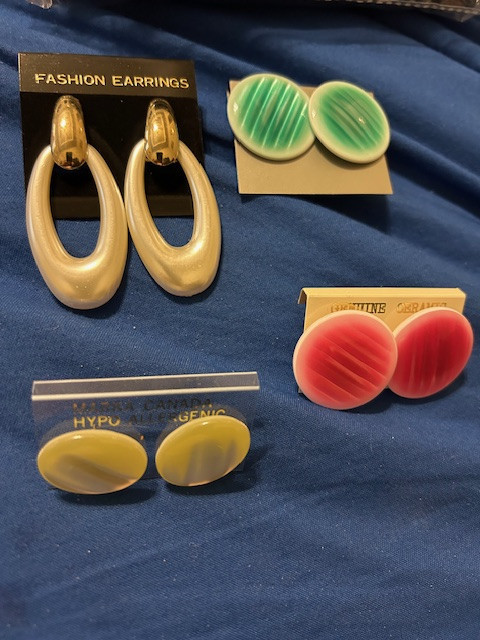 4 Pairs of Earrings NEW - Swico Auctions