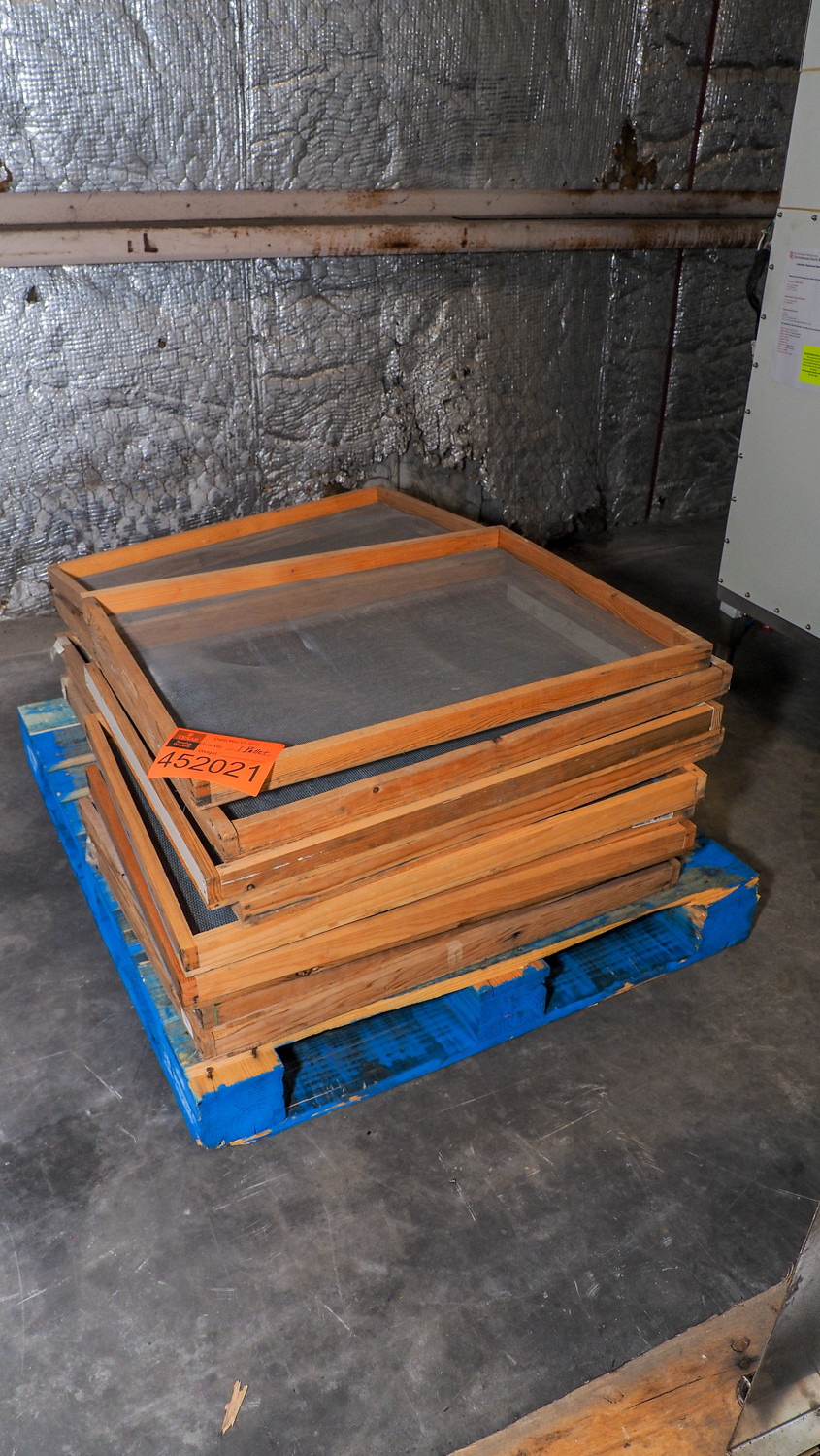 Wood and mesh screens - Swico Auctions