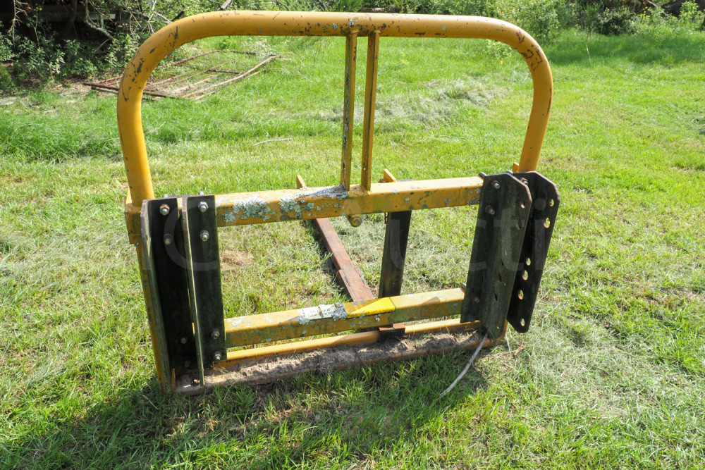 Rear 3 point pallet forks - Swico Auctions