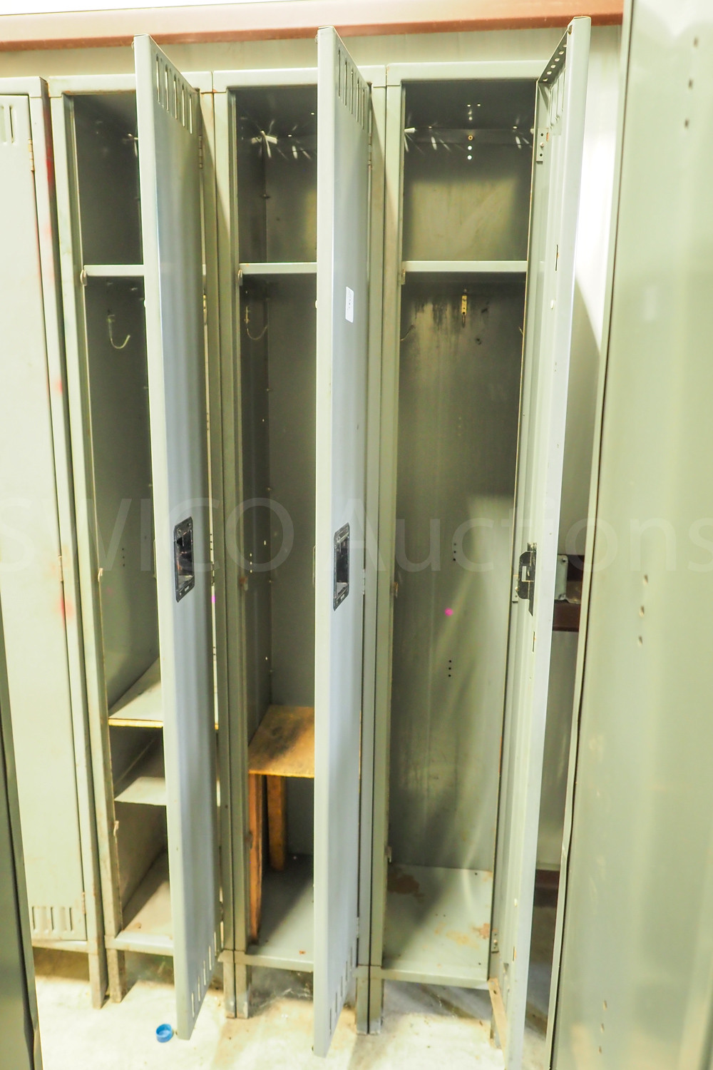 1 Locker section - Swico Auctions