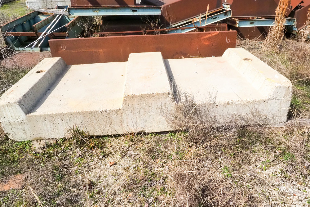 11 Concrete weights - Swico Auctions