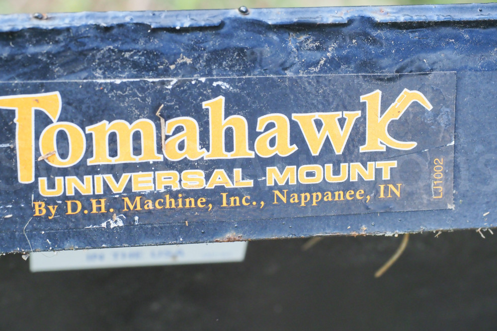 Tomahawk universal mount - Swico Auctions