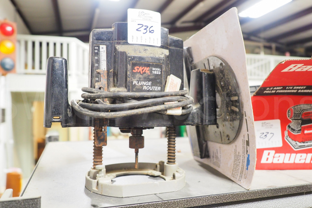 Skil 1823 plunge router with router plate - Swico Auctions
