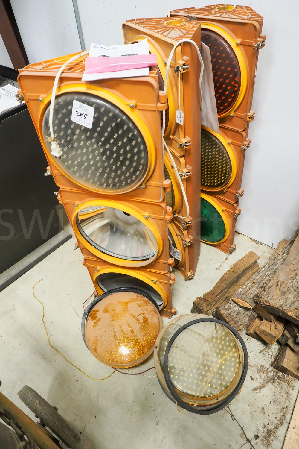 3 Traffic lights - Swico Auctions