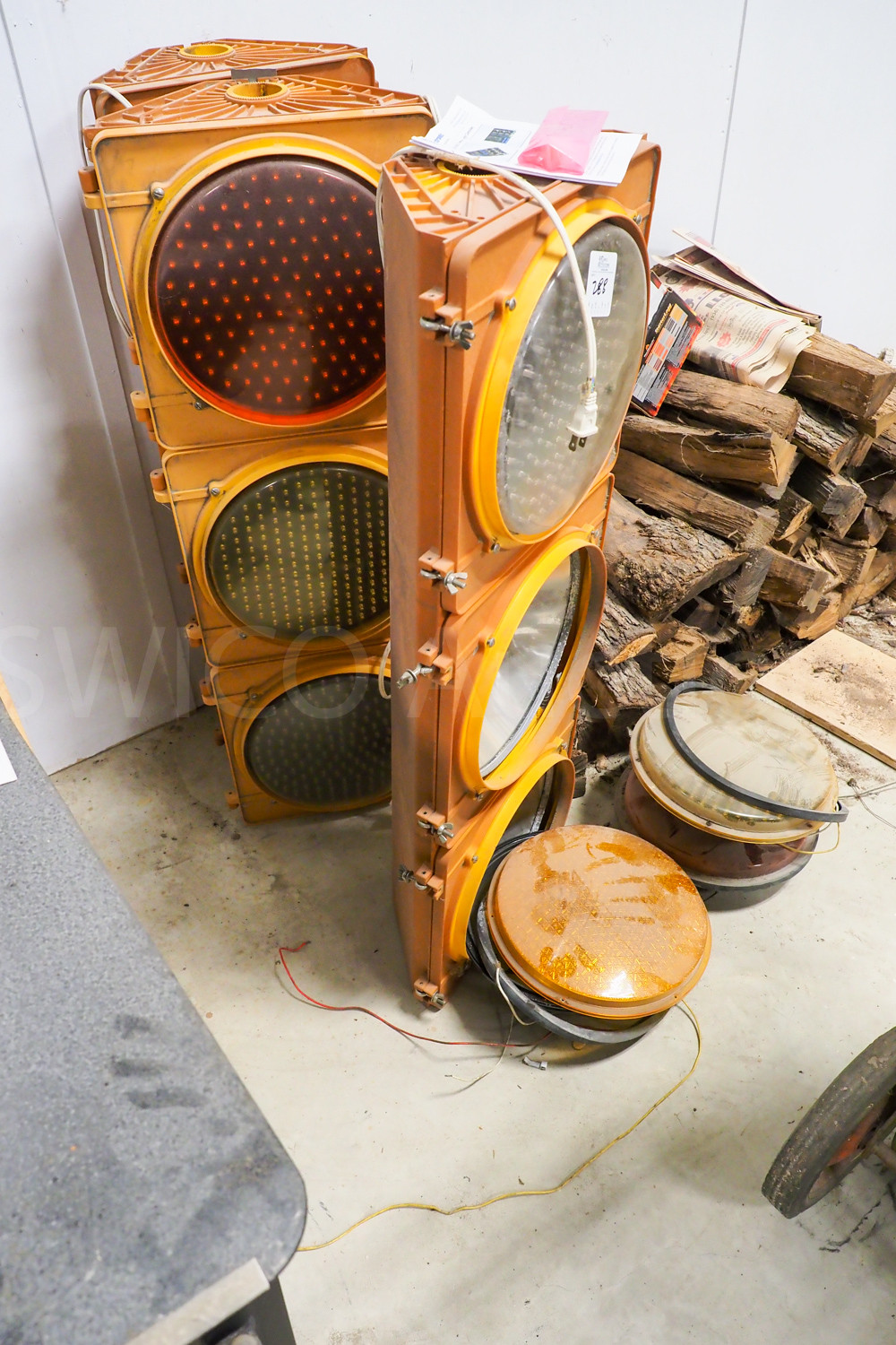 3 Traffic lights - Swico Auctions
