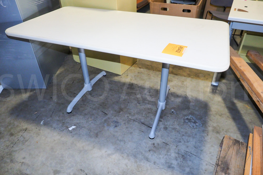White steelcase table - Swico Auctions