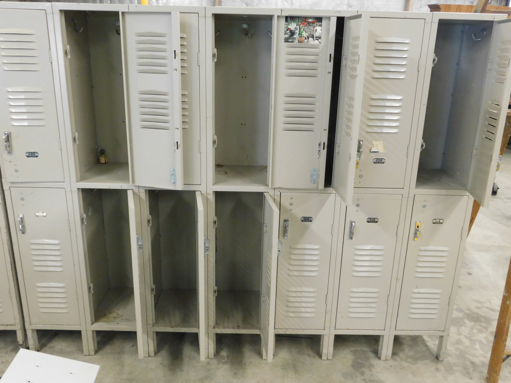 Section of steel lockers - Swico Auctions