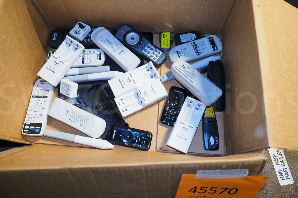 Remotes and battery chargers - Swico Auctions